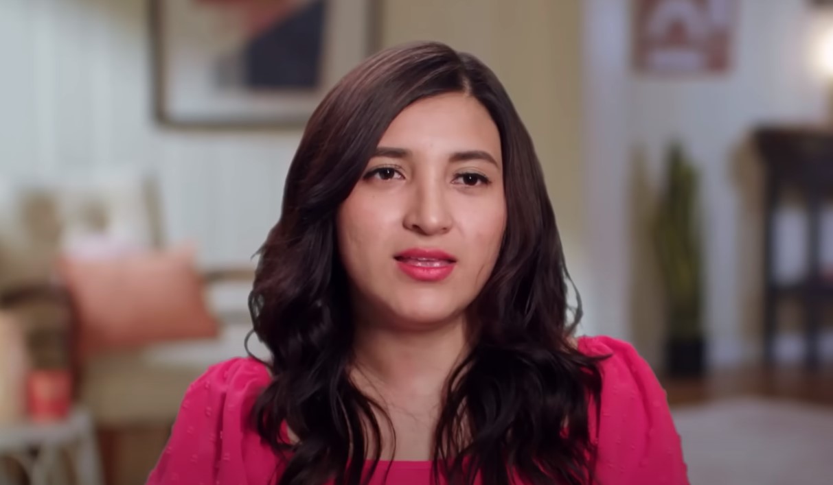 Anali Vallejos Faces Unusual Living Quarters with Clayton Clark on 90 ...